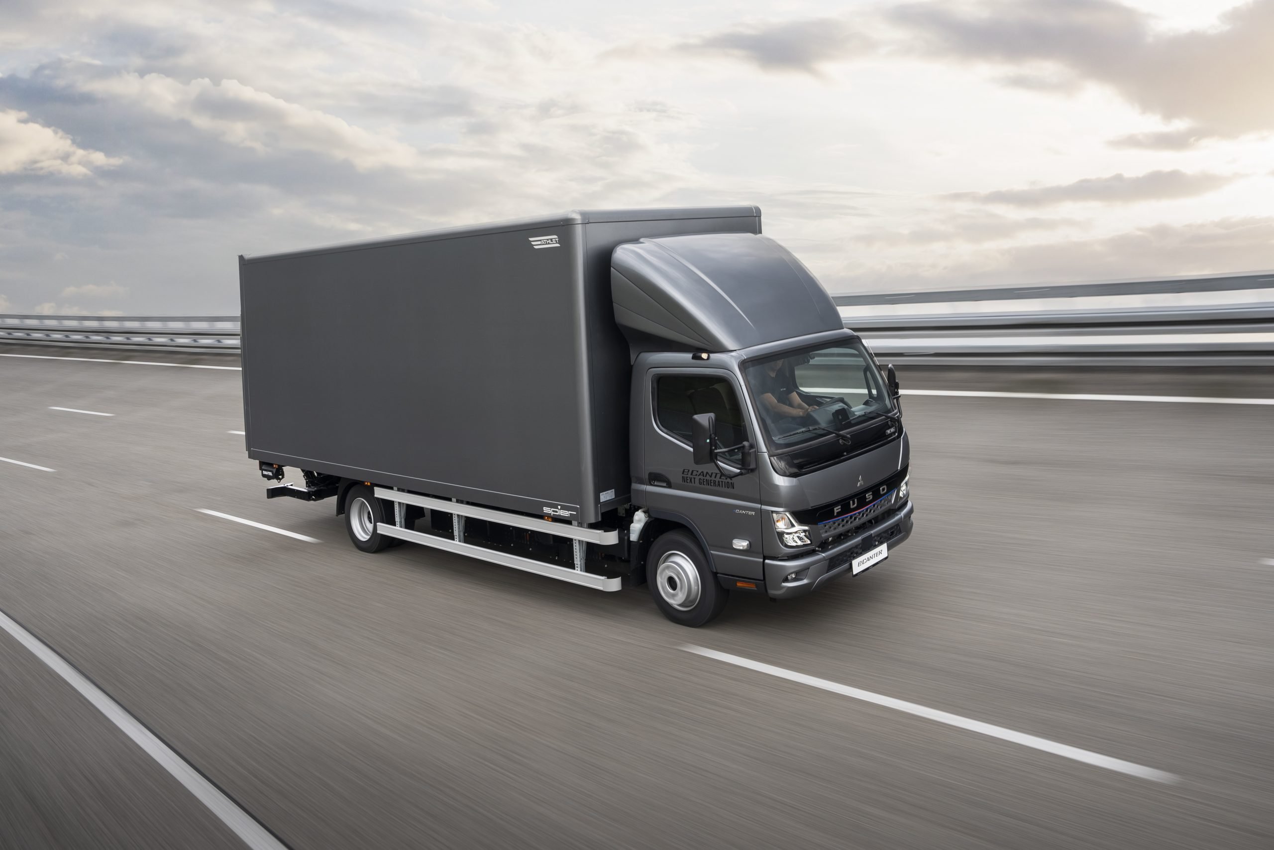 FUSO Next Generation eCanter: Gama de variante complet electrice în ...